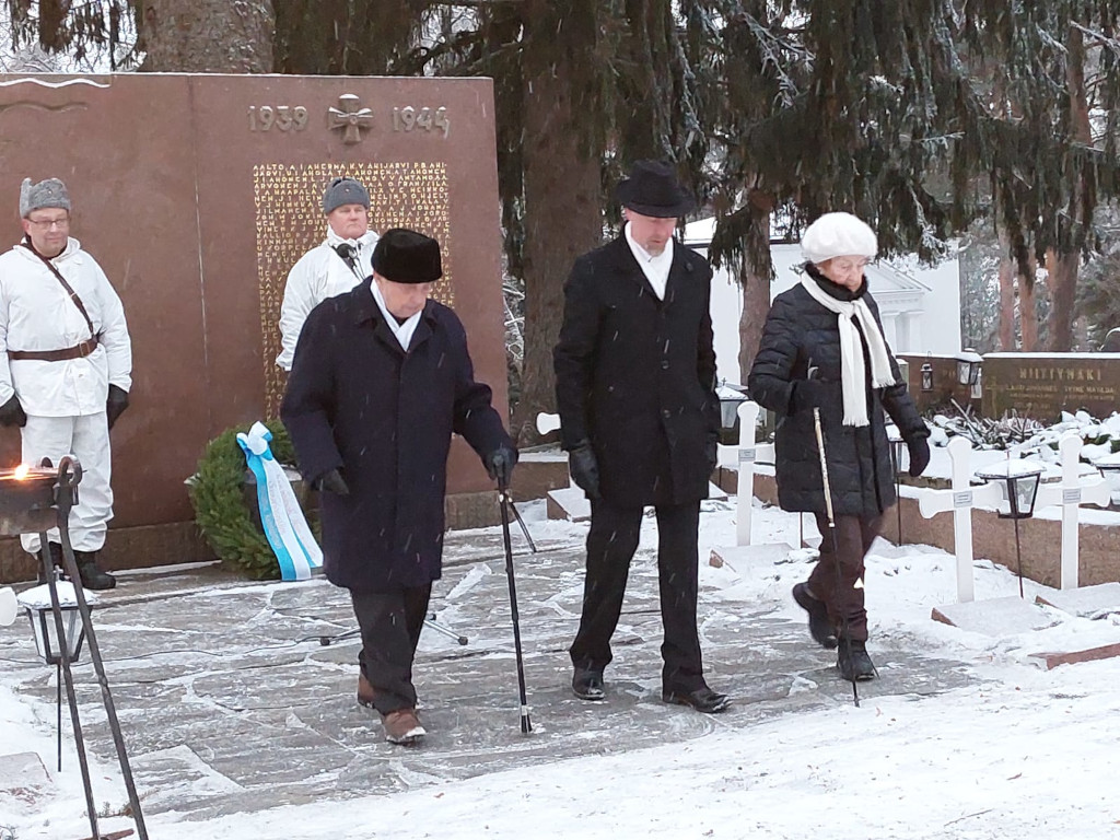 [Kuva: Seppeleenlasku Toijalan sankarihaudalla itsenäisyyspäivänä 6.12. ...